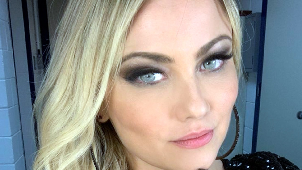 Ellen Roche arrasa de lingerie preta – Tudo Pop