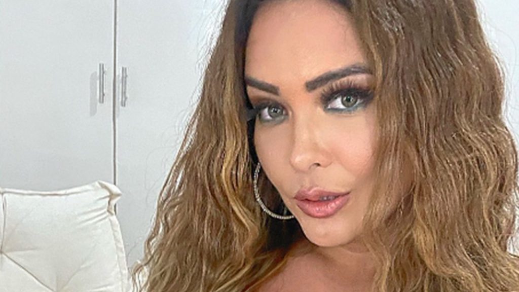 Geisy Arruda volta a causar com vestido rosa minúsculo – Tudo Pop