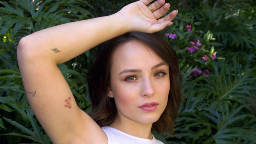 Beldade! Emily Ratajkowski desfila beleza Rio de Janeiro