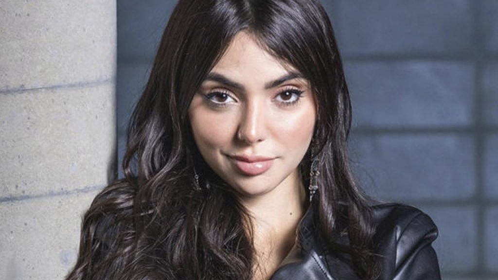 Lara Silva ostenta volume com selfie de biquíni - Tudo Pop