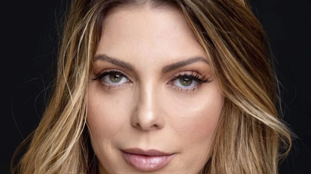 Sheila Mello surge de fio-dental na sacada e encanta – Tudo Pop