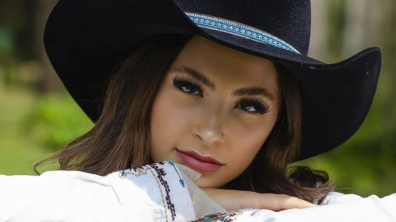 Nathalia Valente ostenta curvas com minúsculo biquíni - Tudo Pop