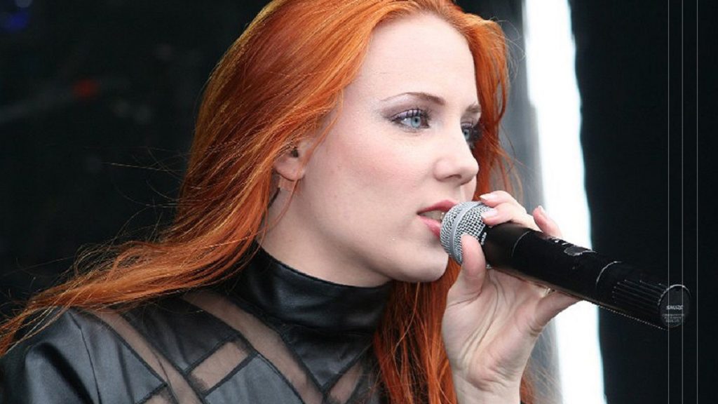 Simone Simons: A poderosa da banda de metal Épica – Tudo Pop