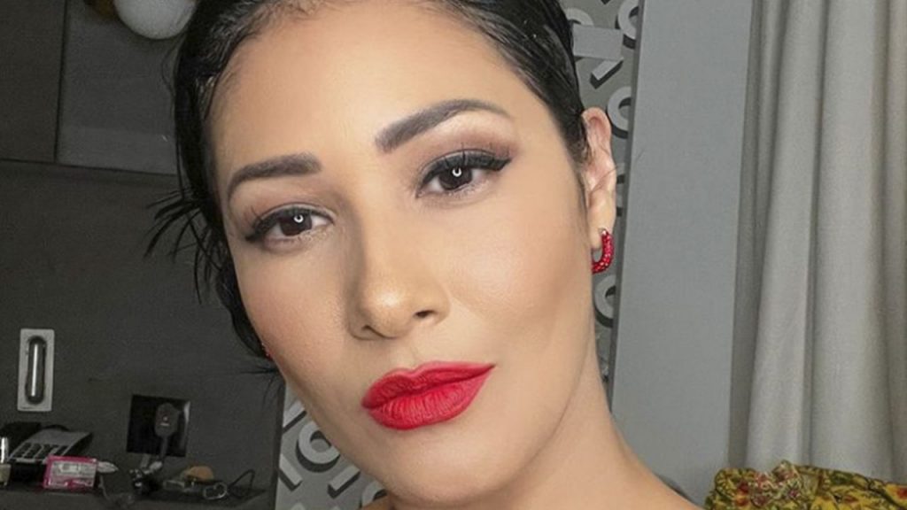 Simaria posa com vestido colado e ostenta decote – Tudo Pop