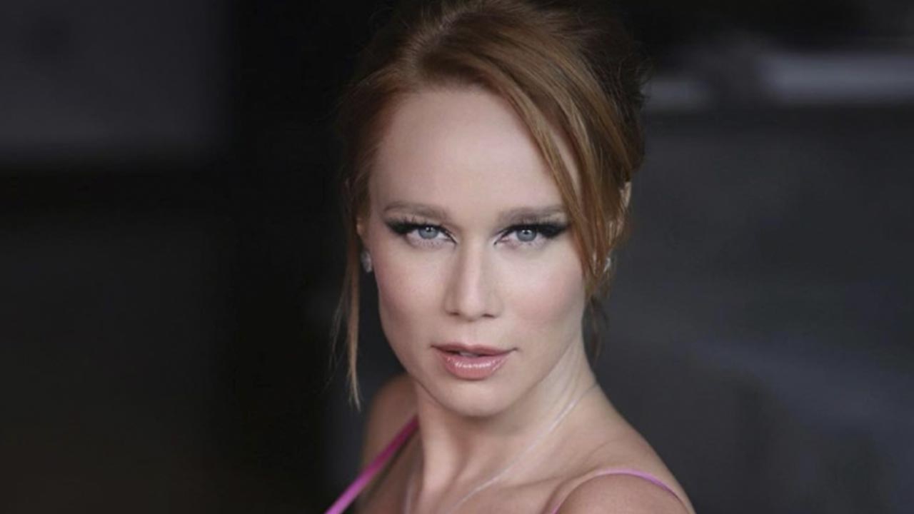 Mariana Ximenes posa de biquíni azul em cachoeira e encanta