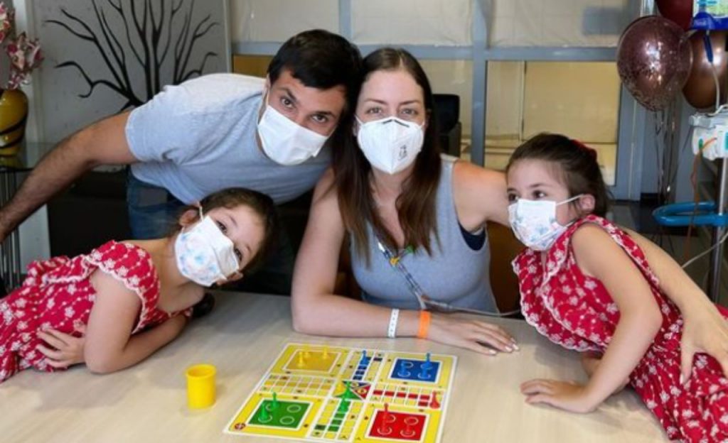 Fabiana Justus recebe visita dos filhos e se emociona: "Presente"