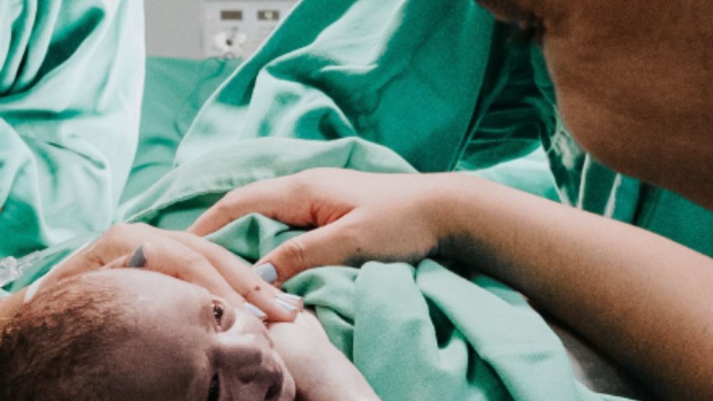 João Gomes encanta web com vídeo do nascimento do filho – Tudo Pop